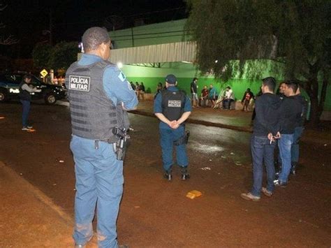 Homem é morto a tiros em conveniência após discussão por celular