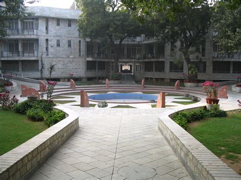 Famous Yoga Ashrams In India For Spiritual Guidance