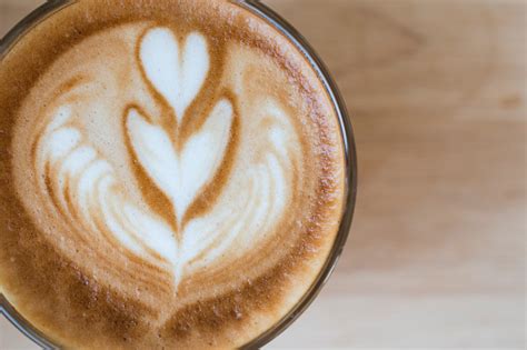 커피 라 떼 아트 에스프레소 커피가 게 빈티지 컬러 톤에 아름 다운 거품 커피 컵과 카푸치노입니다 라 떼 아트 하트 모양 평면도 갈색에 대한 스톡 사진 및 기타 이미지