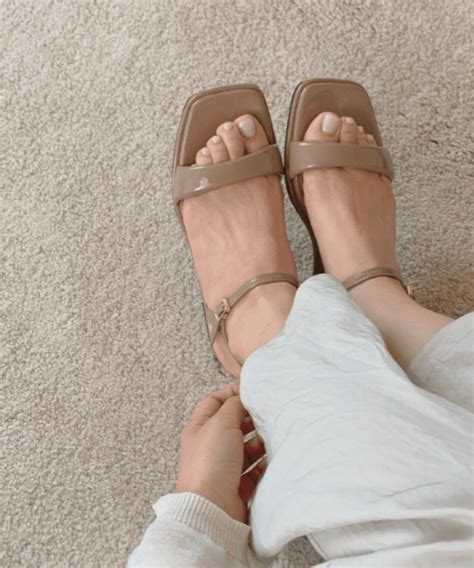 [글로이쿠션샌들]말랑말랑 스퀘어토 전체 쿠셔닝 에나멜 메리제인 스트랩 샌들 1 5cm 에이블리