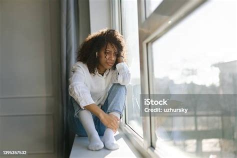 우울한 아프리카 계 미국인 여성이 집에 앉아 관계 문제로 고통받는 절망감을 느낍니다 여자에 대한 스톡 사진 및 기타 이미지 여자 한 명의 여자만 분노 Istock