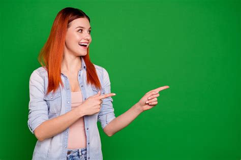 클로즈업 사진 아름 다운 펑키 그녀는 그녀의 여우 같은 여자를 잡고 손 팔 손가락 표시 빈 공간을 조언 낮은 작은 가격 쇼핑 캐주얼 청바지 데님 셔츠 고립 된 녹색 밝은