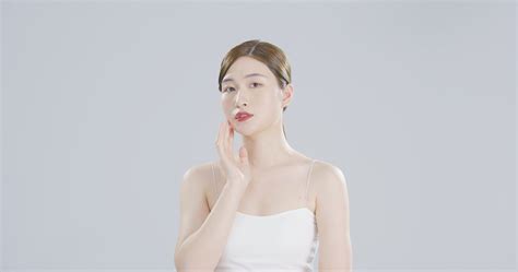 8K年轻女性展示面部皮肤状态mp4格式视频下载 正版视频编号688024 摄图网
