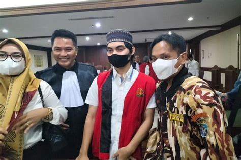Foto Rayakan Ulang Tahun Sebagai Tahanan Terdakwa Pengeroyok Ade