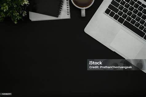노트북 컴퓨터 커피 컵 노트북 및 화분 공장이있는 검은 사무실 책상 복사 공간이 있는 위쪽 보기입니다 책상에 대한 스톡 사진 및 기타 이미지 Istock