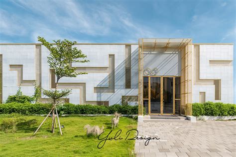 綠地上的珠寶盒｜山豐海富樣品屋 藍天，白雲，咦？是誰落下了珠寶盒？ 綠草，灰磚，好漂亮啊，走！我們一起去看看。 優雅的金絲，靈性的大理石紋，如