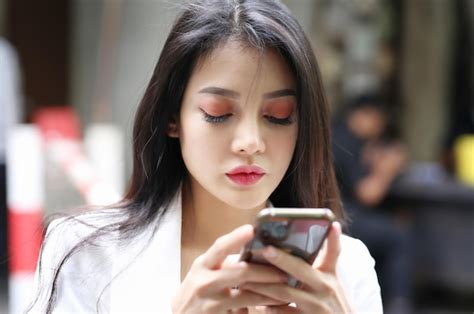 Premium Photo Young Woman Texting With Her Mobile Phone