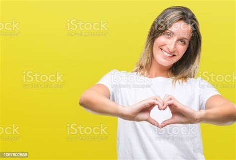 심장 기호와 손으로 모양을 보여주는 사랑에 웃 고 고립 된 배경 위에 젊은 아름 다운 여자 낭만적인 개념입니다 개념에 대한 스톡