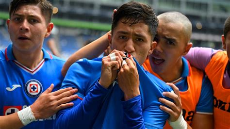 Jugador de Cruz Azul le da un botellazo al árbitro y lo suspenden 12