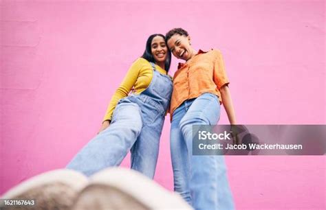 셀카 패션 그리고 트렌디한 옷 세련되고 멋진 의상을 입은 도시의 분홍색 배경에 친구들의 초상화 행복하고 창의적이며 휴일 휴가 또는 주말에 자유를 누리는 여성 바로 아래서