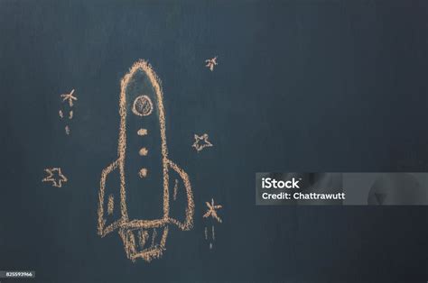 볼 탑 수 제 플랫 하다 발사 로켓 우주선 그리기 초 크 보드 칠판에 스타와 함께 공간에 이륙 Ship Launch에 대한 스톡