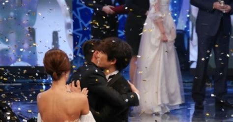 Mbc 연기대상 지성 대상 수상 후 황정음 박서준과 뜨거운 포옹