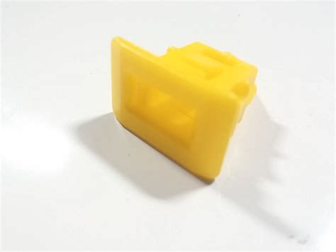 2011 Volvo Rocker Panel Molding Clip Right CH 49649 8620997