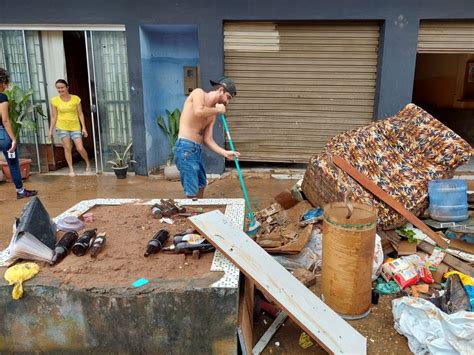 Enchente de rios afeta 1 4 mil famílias e casas ficam submersas em