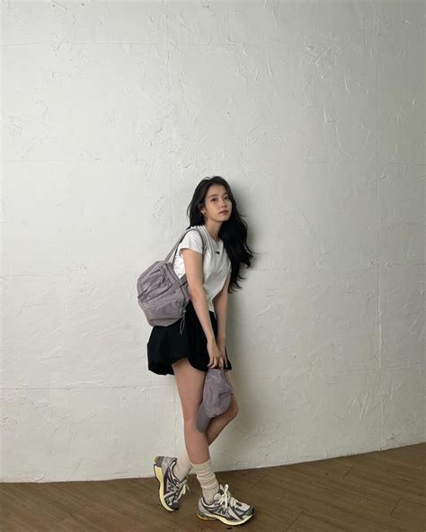 봉긋한 흰 티셔츠와 검정 테니스치마 미모 아이유 뉴발란스
