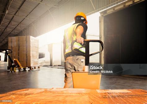 창고 작업자가 팔레트 발송물 상품을 트럭 컨테이너에 하역 창고에 대한 스톡 사진 및 기타 이미지 창고 화물 운송 직업 Istock