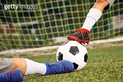 어린이 인간의나이 축구 스포츠트레이닝 어린이축구 축구공 태클 스포츠활동 이미지 Jv11863294 게티이미지뱅크