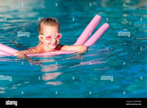 Petite fille piscine natation Banque de photographies et dimages à