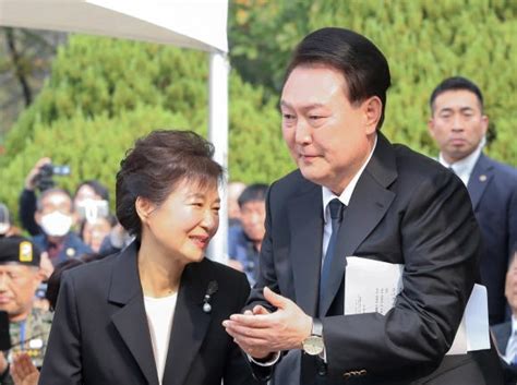 “尹 수감 마음 무거워” 박근혜 與 단합 당부… 野 “극렬 지지층에 뻔한 메시지” 종합