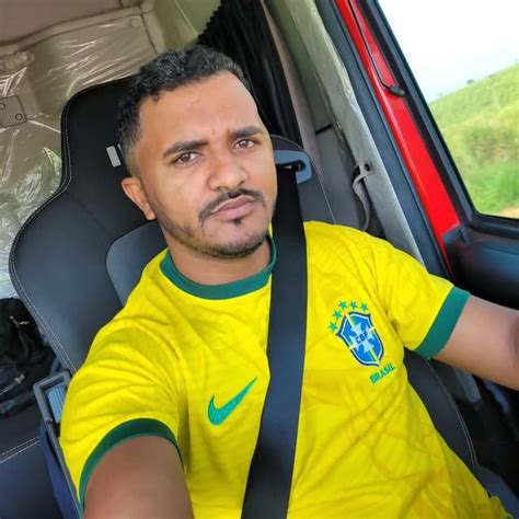 ℜ𝔬𝔟𝔰𝔬𝔫 𝔓 𝔖𝔦𝔩𝔳𝔞 Robson P Silva On Threads