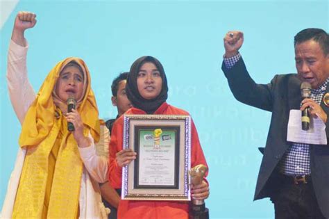 Pejudo Tunanetra Kukuh Berjilbab Dihadiahi Umrah Dan 212 Award