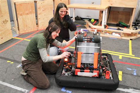 Women And Non Binary Students Embrace Robotics In Berkelium — Berkeley