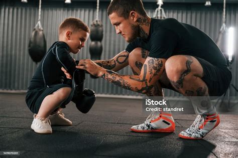 남자는 학습과 연습으로 아이를 돕고 있습니다 코치는 실내에서 소년 상자 기술을 가르치고 있습니다 20 24세에 대한 스톡 사진 및 기타 이미지 Istock