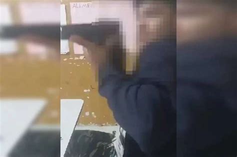 V Deo Aluno Flagrado Exibindo Arma Dentro De Sala De Aula Na Ba
