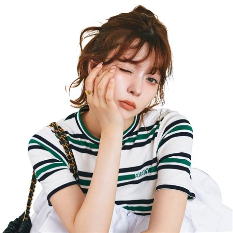 何を持ち歩いてる？人気モデル「八木アリサ」のバッグの中身と推しを大公開♡ Sweet Web 宝島社の雑誌スウィート（sweet）公式サイト