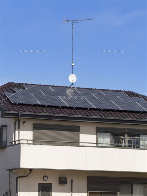 屋根に設置されたソーラーパネル の写真素材 Fyi08049949 ストックフォトの Qlean Market（キュリンマーケット）
