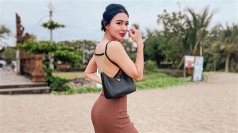 Wika Salim Pose Seksi Pakai Crop Top Ketat Dan Rok Mini Kaum Adam