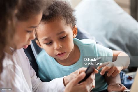스마트폰 함께 사용 하 여 관심이 아프리카계 미국인 아이 들 2명에 대한 스톡 사진 및 기타 이미지 2명 가정 생활 가정의 방 Istock
