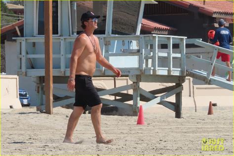 Photo Robin Thicke Shirtless Soaks Up The Sun At The Beach Malibu 24