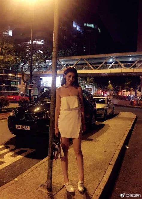鬥魚女主播 張琪格 赴港打疫苗 秀夜景街拍 每日頭條
