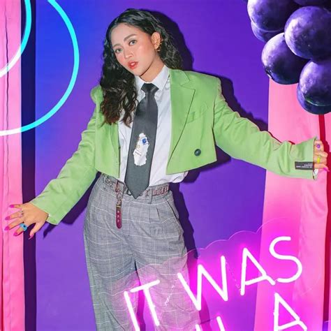 6 Gaya Pemotretan Rachel Vennya Dengan Tema Colorful Mencuri Perhatian