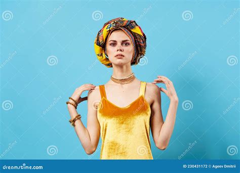 Belle Femme En Turban Multicolore Look Attrayant Bijoux Sourire Modèle