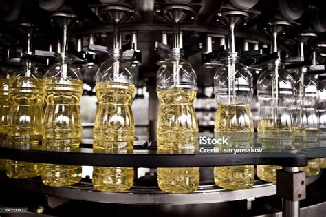 생산 라인에서 이동 하는 병에 해바라기 기름 얕은 Dof 가득 찬에 대한 스톡 사진 및 기타 이미지 가득 찬 곡초류 공장