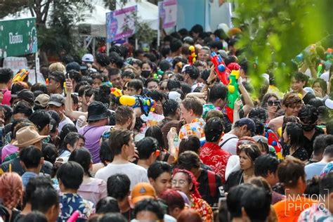 สงกรานต์ 2566 ที่สยามวันแรกคึกคัก คนไทยและชาวต่างชาติแห่เล่นน้ำแน่น