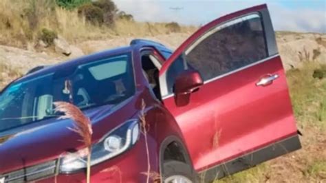 Perdió el control del auto y cayó a un precipicio de 100 metros