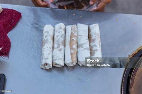 로티 메이킹 로티 스레쉬 밀가루로 로티 메이커에 오일 인도 전통 길거리 음식 태국 팬케이크 바나나와 계란 태국 길거리 음식과