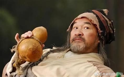 梁家仁四个有趣的角色：演完萧峰演萧远山，演完郭靖演洪七公