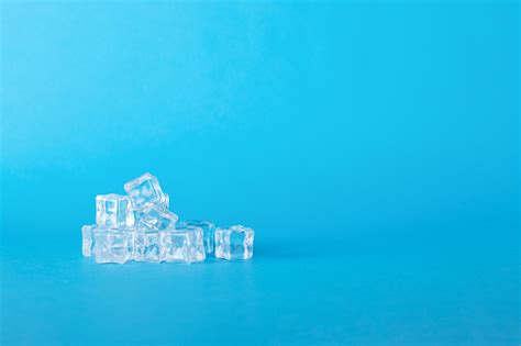 생생한 파란색 배경에 쌓인 수정처럼 맑은 얼음 조각 상쾌함 시원한 개념 및 창의적인 음료 비주얼을 위한 미니멀한 디자인 0명에 대한 스톡 사진 및 기타 이미지 Istock
