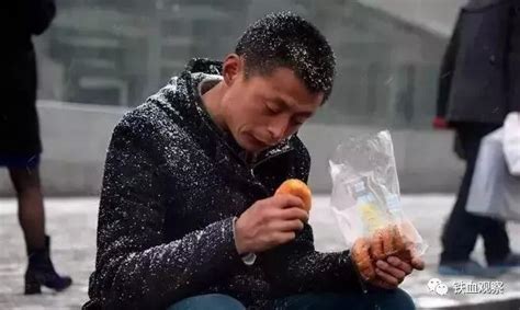 华山栈道男子跳崖：男人，你的名字叫坚强！