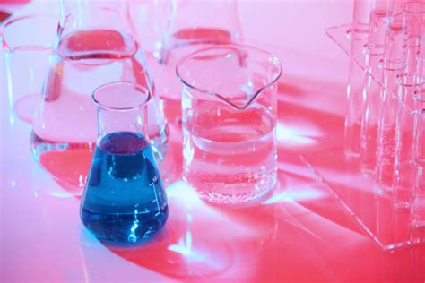 과학 검사실 적색 배경 유리컵 플라스크 블루 액체형 테스트 튜브 Stem 주제에 대한 스톡 사진 및 기타 이미지 Stem