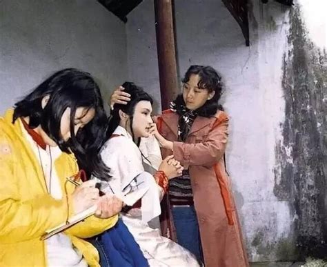 87版《红楼梦》幕后花絮：化妆师给演员现场化妆补妆，好认真 360娱乐，你开心就好