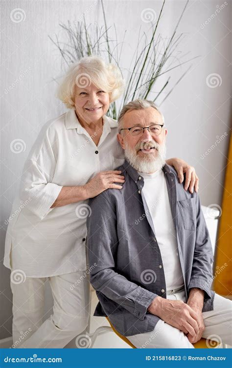 Madura Esposa Caucásica Y Marido Posando A Cámara Sonriendo En Un