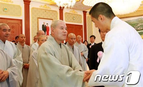 문형진 회장 위로하는 자승스님 뉴스1