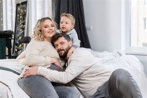 Concepto De Familia Feliz Madre Padre E Hijo Pequeño Se Divierten En