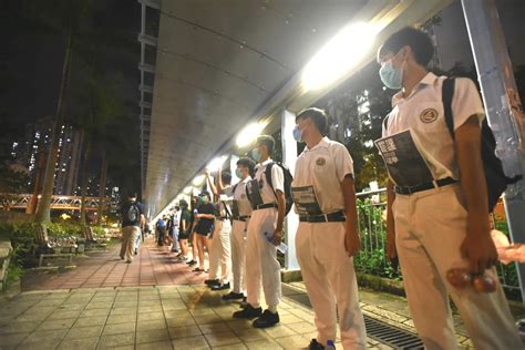 【修例风波】群众天水围发起「人链」抗议 多名中学生穿校服参与 星岛日报