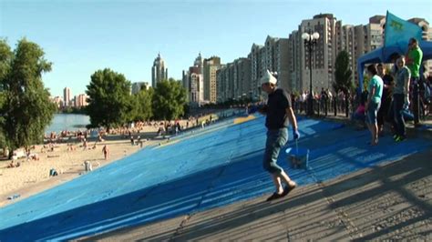 Самый большой крымскотатарский флаг в мире. Киев. 04. 07.2015 - YouTube